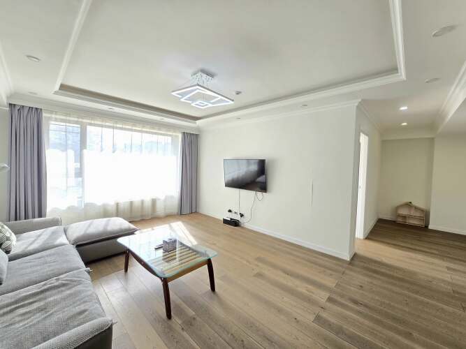 Khan Hills хотхонд 106 мкв 3 өрөө түрээслүүлнэ.